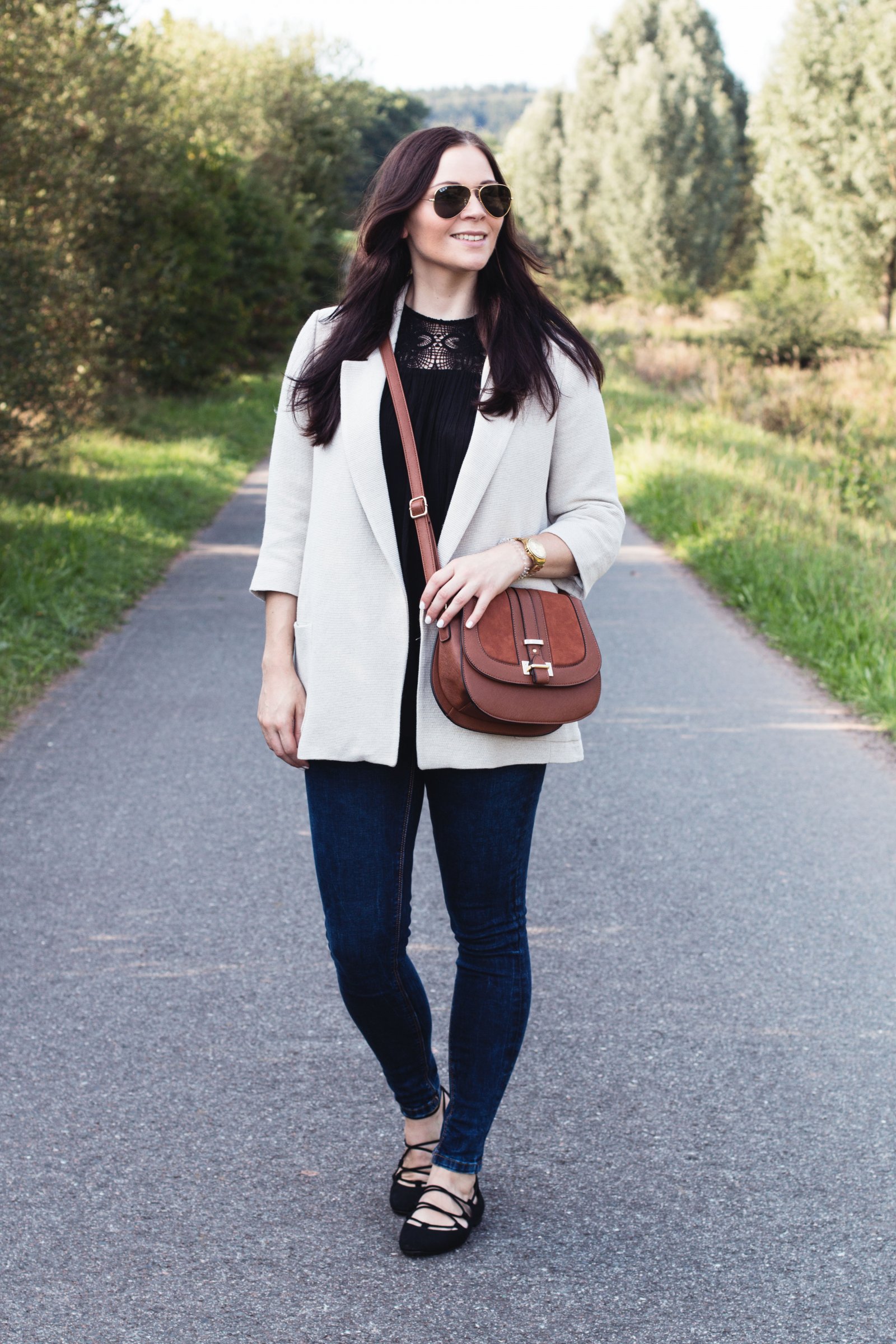 Beiger Zara Blazer, Lace Up Ballerinas und Ray-Ban Sonnenbrille ...