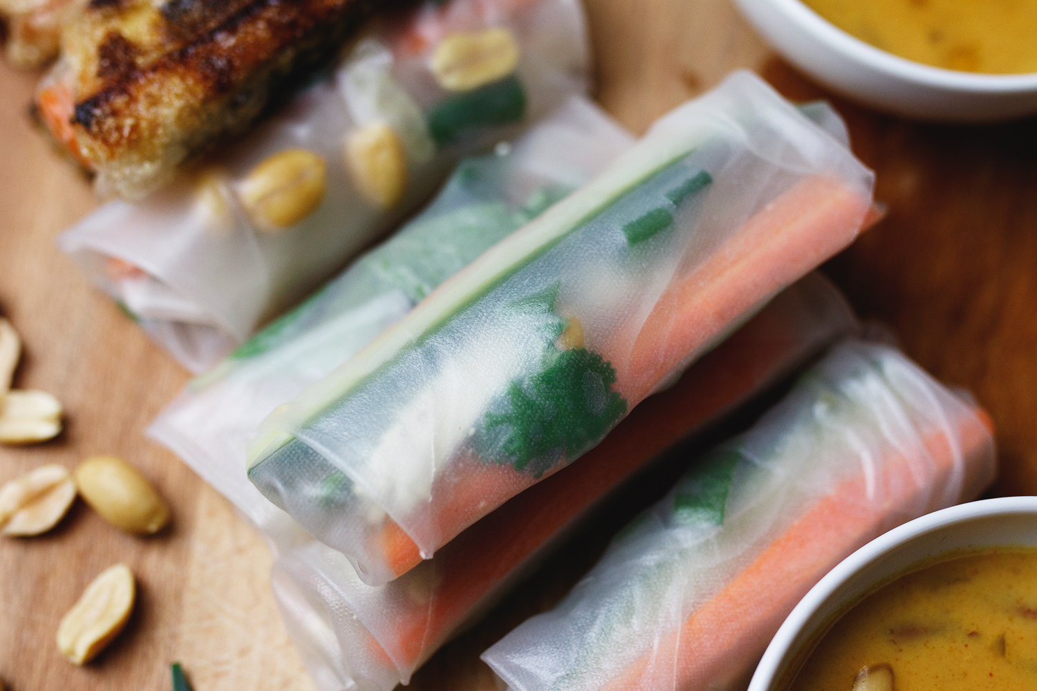 Vegane Sommer Rollen mit Erdnusssauce auf zweierlei Art ...