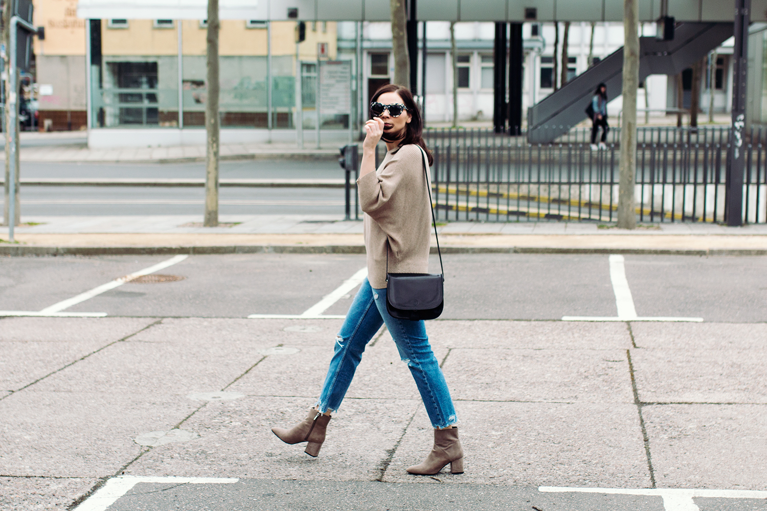 Destroyed Fransen Jeans, Off Shoulder Pullover und schwarzer Body ...