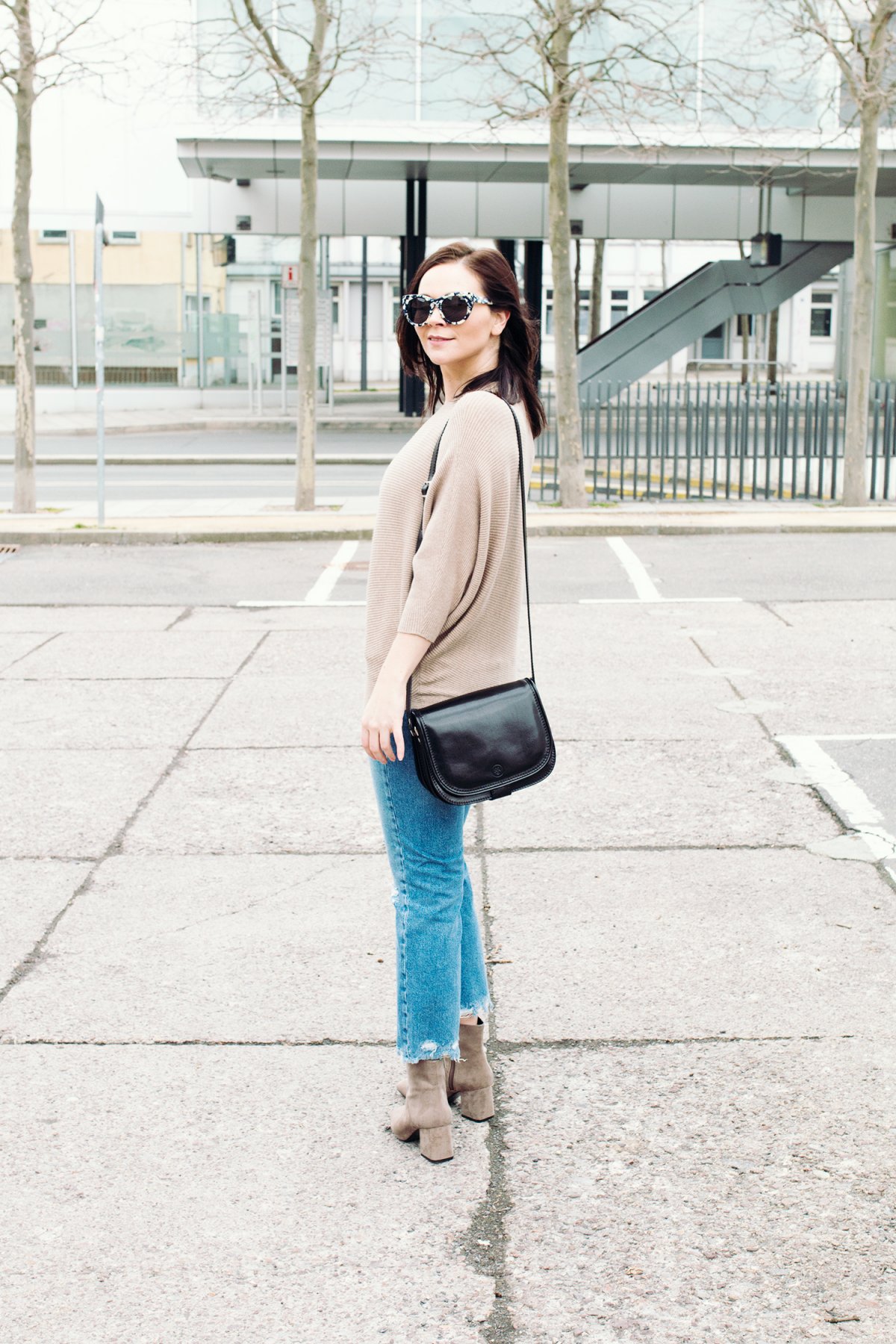 Destroyed Fransen Jeans, Off Shoulder Pullover und schwarzer Body ...