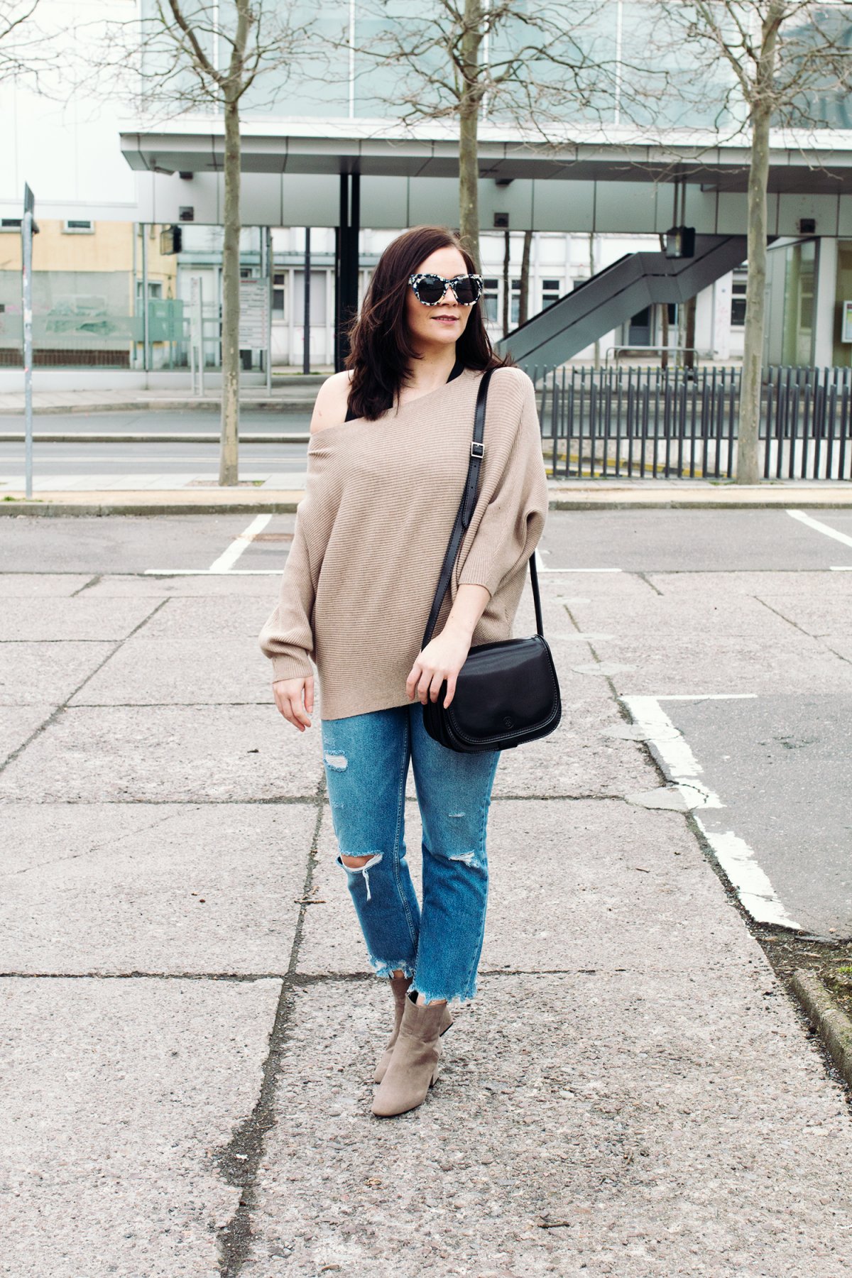 Destroyed Fransen Jeans, Off Shoulder Pullover und schwarzer Body ...