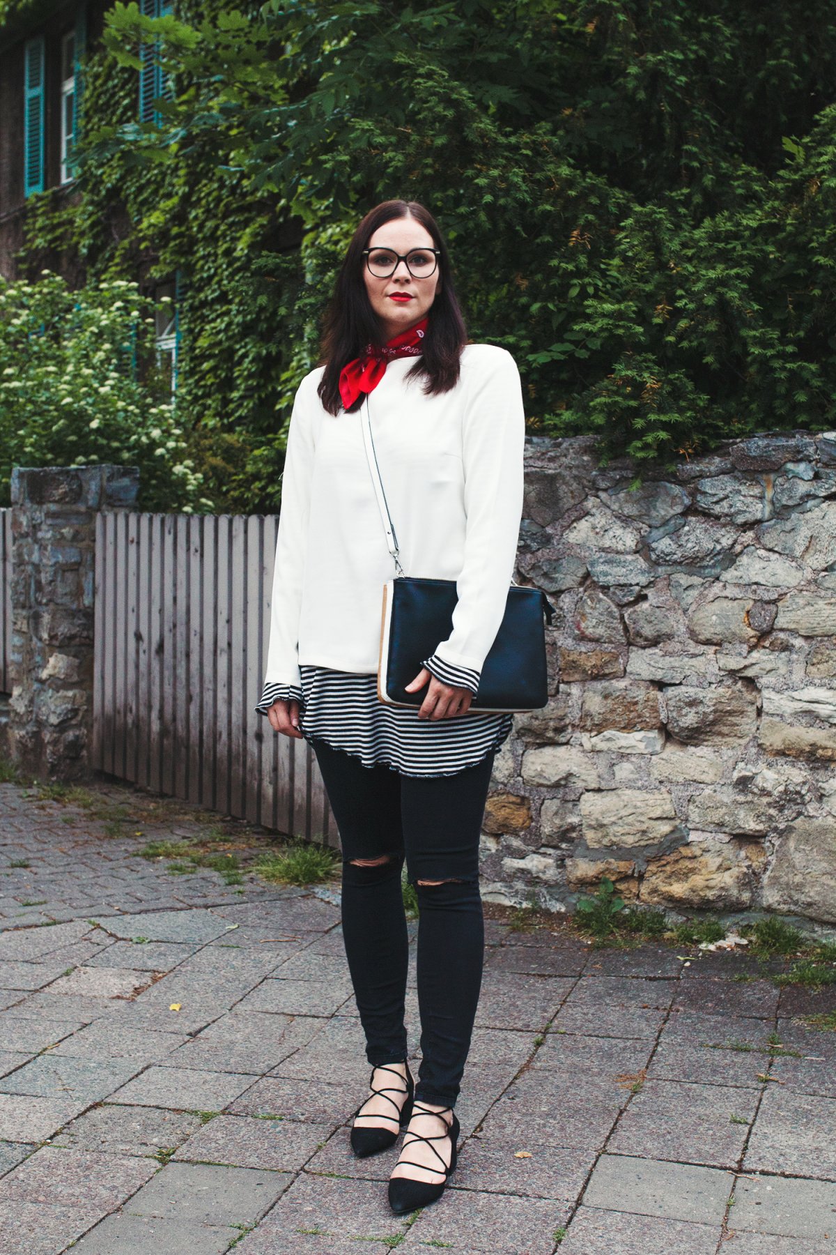 Outfit mit rotem Halstuch, Marc Jacobs Brille und Selected Femme Shirt ...