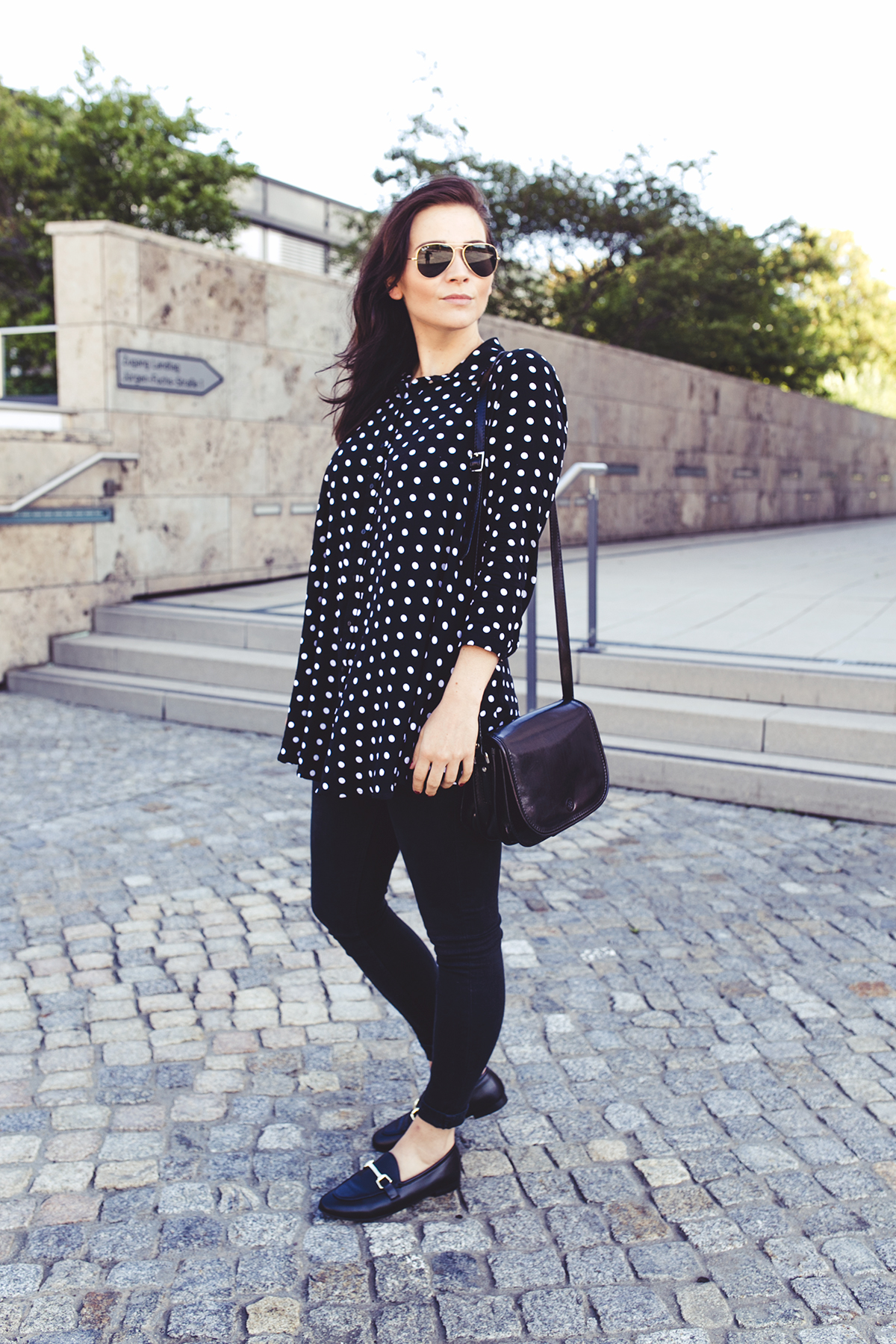 Übergangsoutfit mit Topshop Kendall Slippers und Pünktchenkleid ...