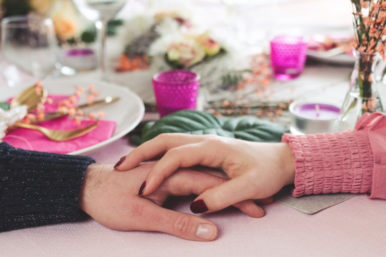 Asiatisches Valentinstag Dinner mit frischen Blumen von Fleurop ...
