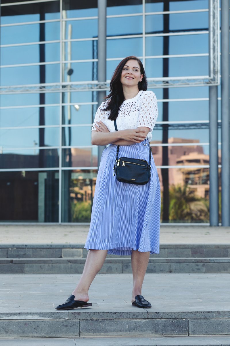 Sommer Outfit mit Blumenkleid, Korbtasche und Stella McCartney ...