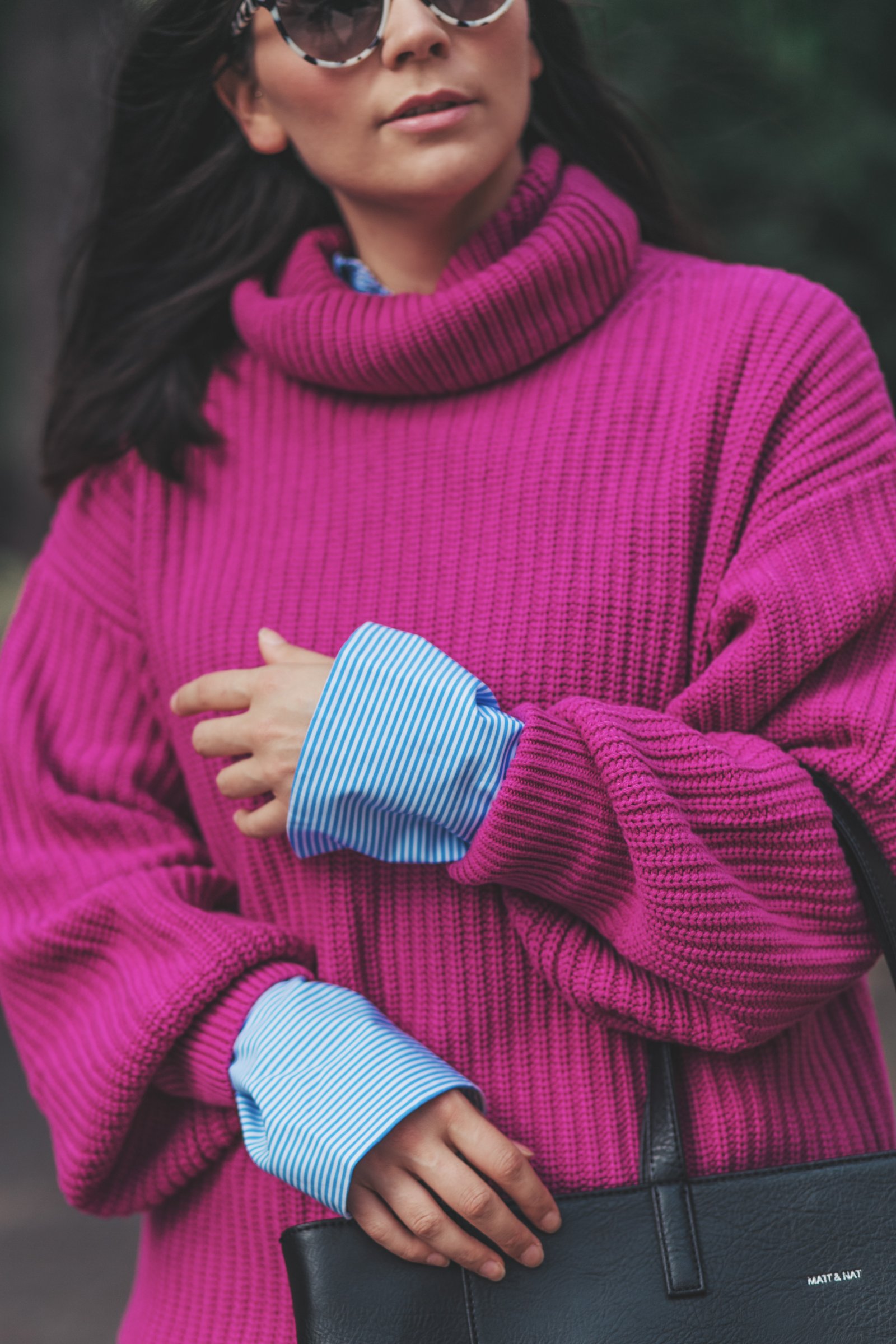 Herbst Outfit mit pinken Strickpullover, Fransen Pantoletten und Matt ...